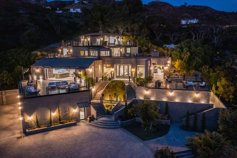 Palatial Malibu Compound Redefines Indoor-Outdoor Living - Editorial ...