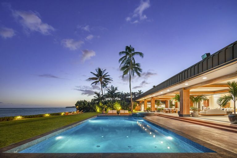 Inside a Newly Reimagined Contemporary Retreat With 171 Feet of ...