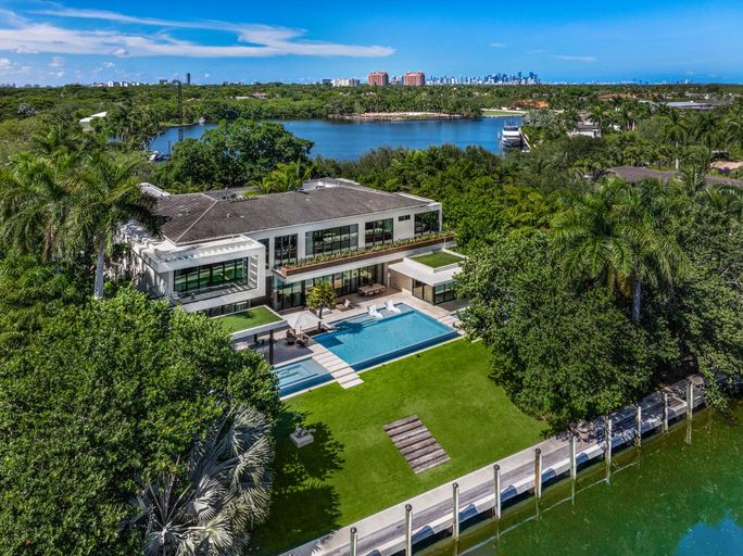 Inside a Hugo Mijares Miami Waterfront Masterwork Where Indoor–Outdoor ...