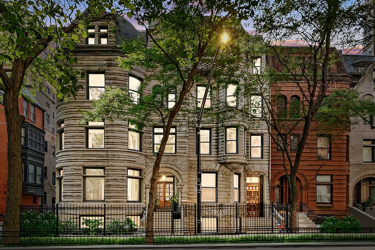 Inside a Revamped Rowhouse in Chicago's Gold Coast - Editorial ...